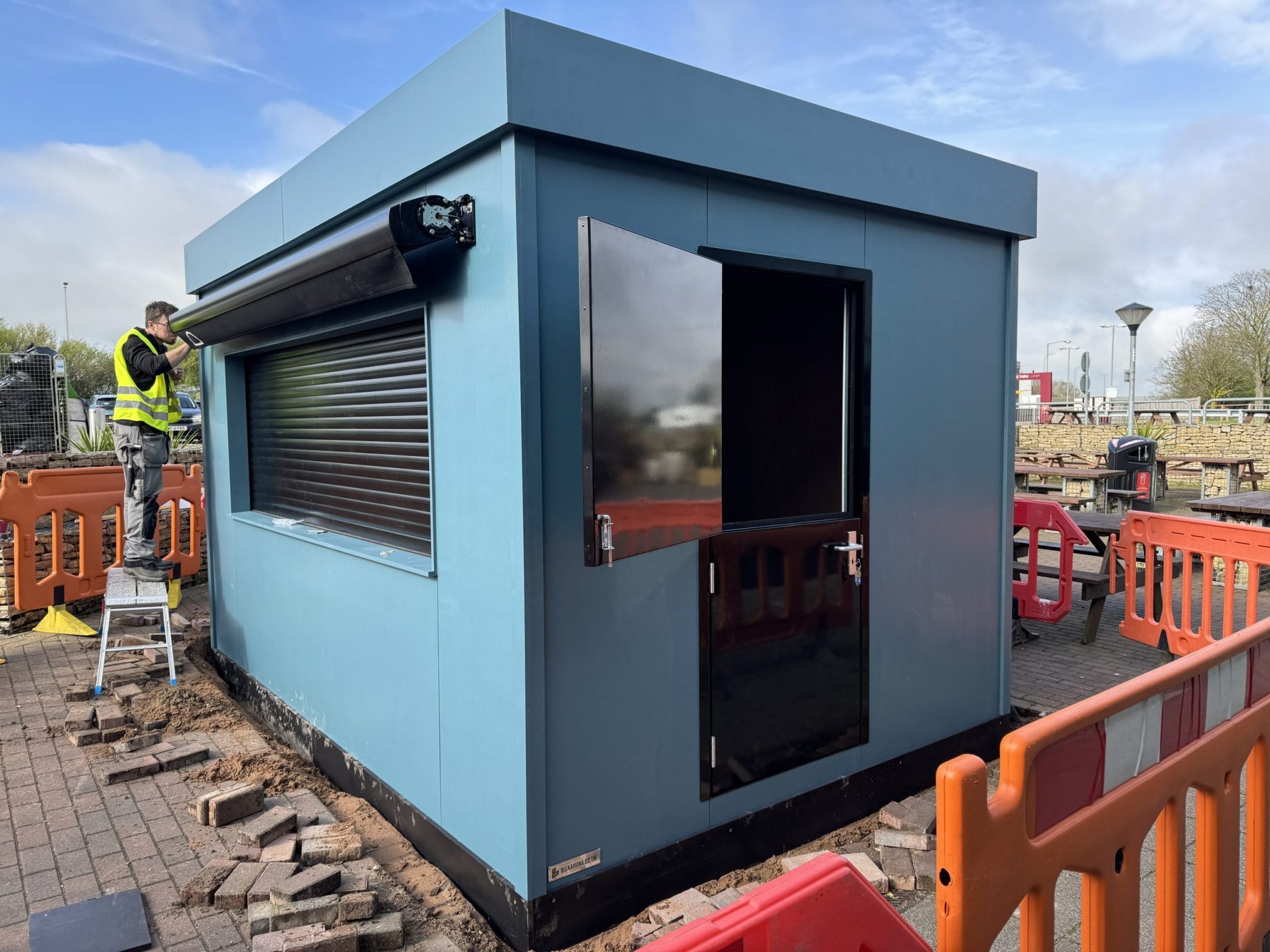 4m x 2.7m Retail Food To Go Kiosk | hello@bigkahuna.co.uk